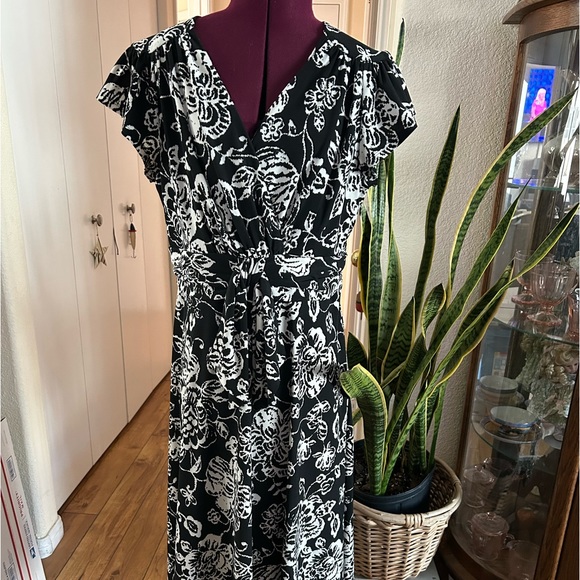 Jones Wear | Dresses | Jones Wear Dresses Black And White Floral Design ...